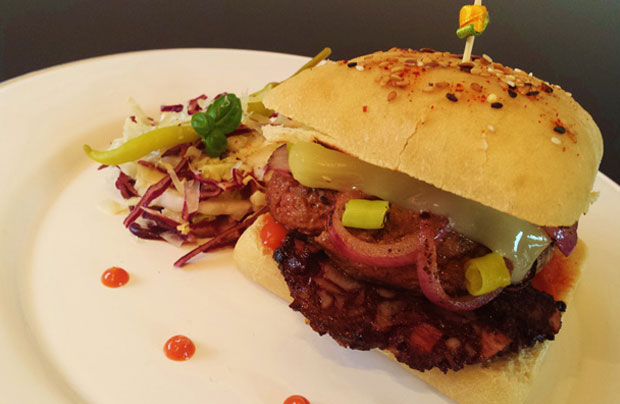 Burger Basque au boudin, salade de choux de saison au vinaigre de cidre ...